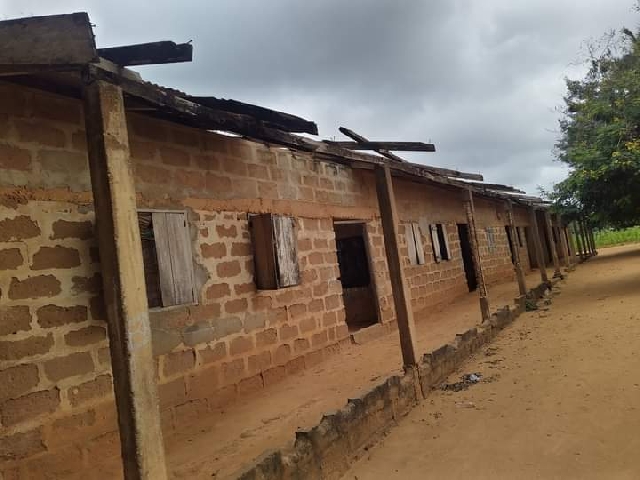 V/R: Amedzikope JHS pupils forced to Study under trees as dilapidated ...